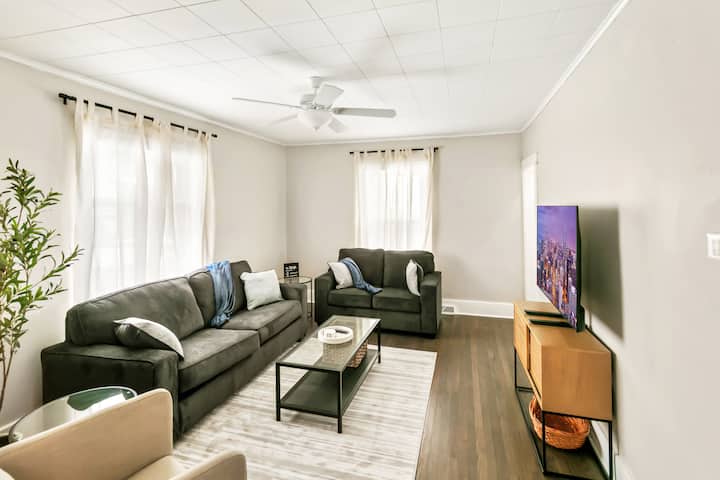 Modern & Stylish 3 Bedroom House - Lake Forest, IL