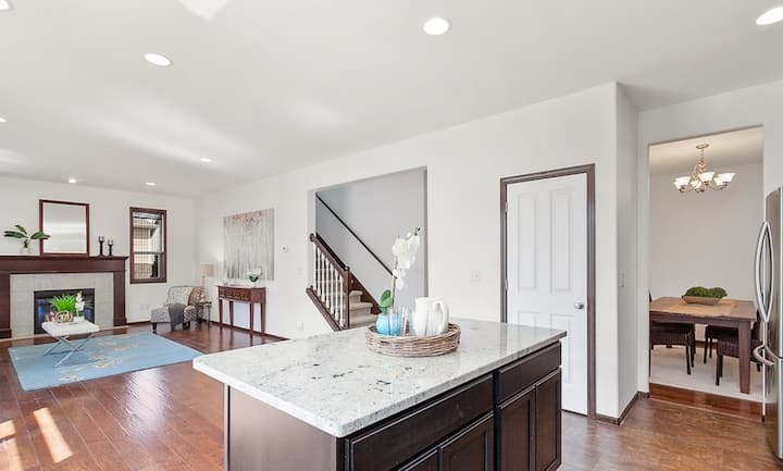 Rainier Villa: Wow Views, Spacious, Fenced Yard - Renton, WA