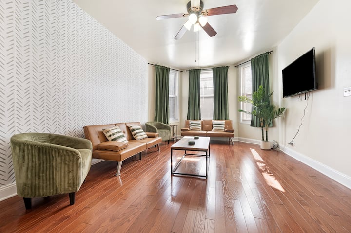 Free Parking - Heart Of Wrigley Arcades And Games - Chicago, IL