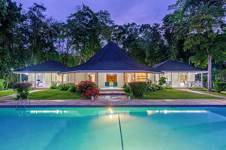Modern Oceanfront Escape. Private Pool. Sea Views - Ocho Rios