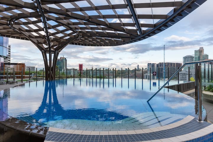 Near Crown, Ngv, Eureka | Free Parking, Pool, Gym - Brighton, Australia