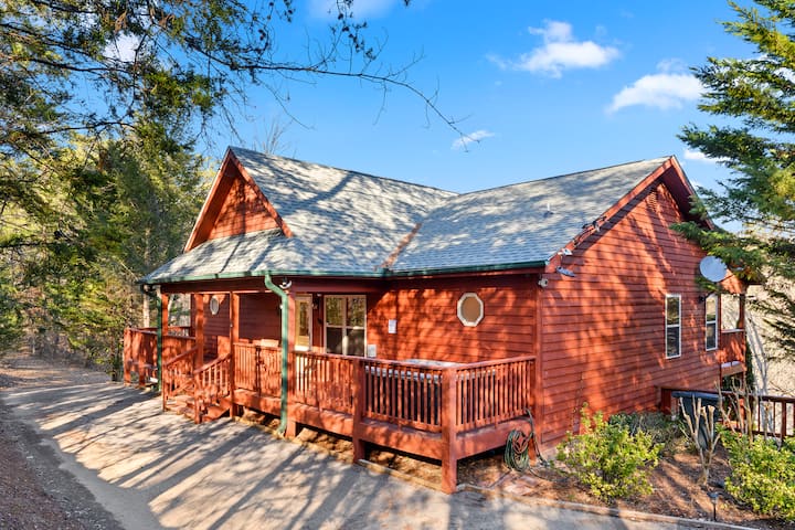 A Mountainside Oasis - Pigeon Forge, TN
