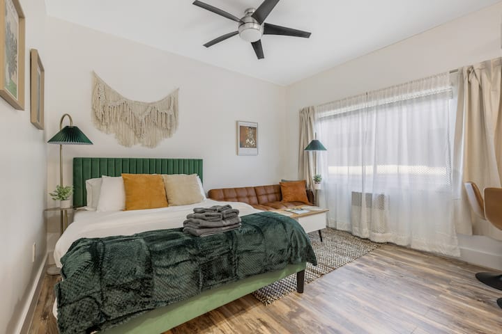 Charming New Studio – Walk To Venice Beach - Santa Monica, CA