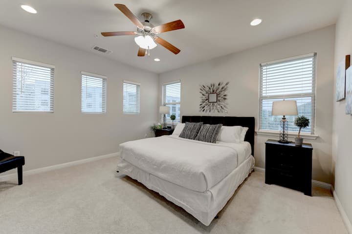 Modern Austin 4 Bedroom Stay - Cedar Park, TX