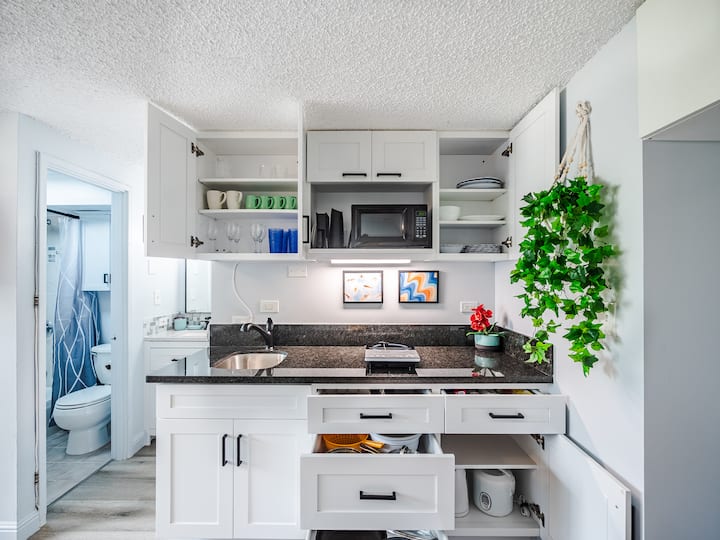 2 Min To Waikiki Beach • Bright Studio W/balcony - Honolulu, HI