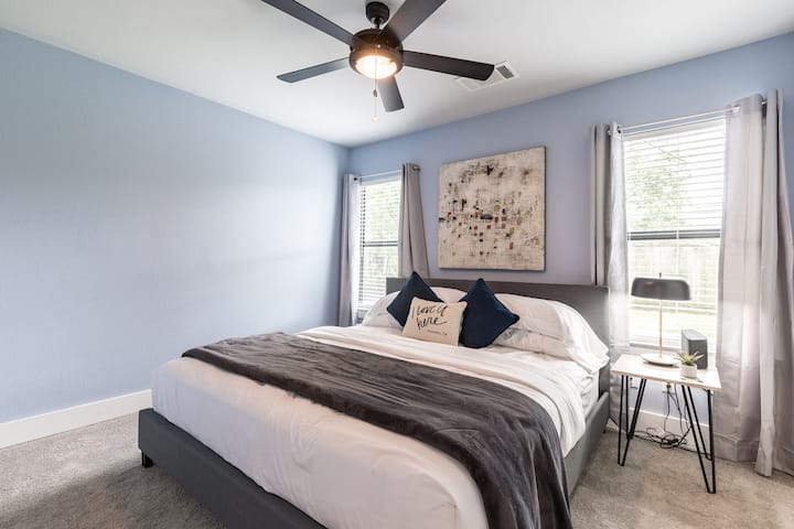 111 2br Lombardy Nook | Downtown, Medical Center - South Houston, TX