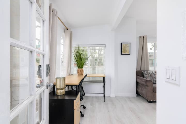 Bright & Charming Studio With Patio Walk To Cafés - East Village - San Diego