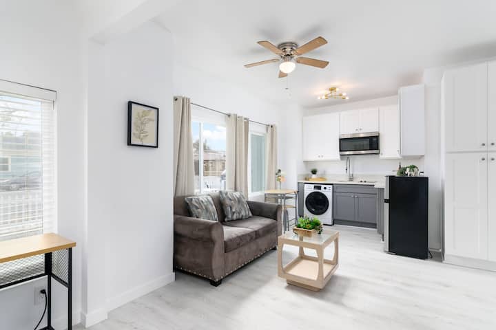Modern Cali Studio W/ Workspace – Walk To Cafés - San Diego, CA