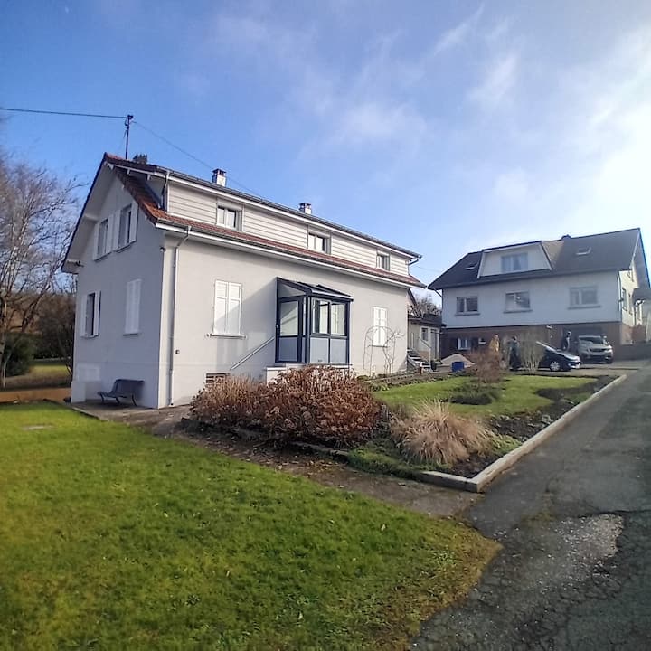 La Campagne à La Ville Dans Une Maison Avec Jardin - France
