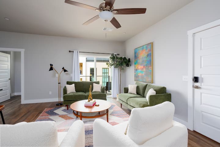 H2 Spacious & Urban Modern Condo - Great Location! - Oklahoma