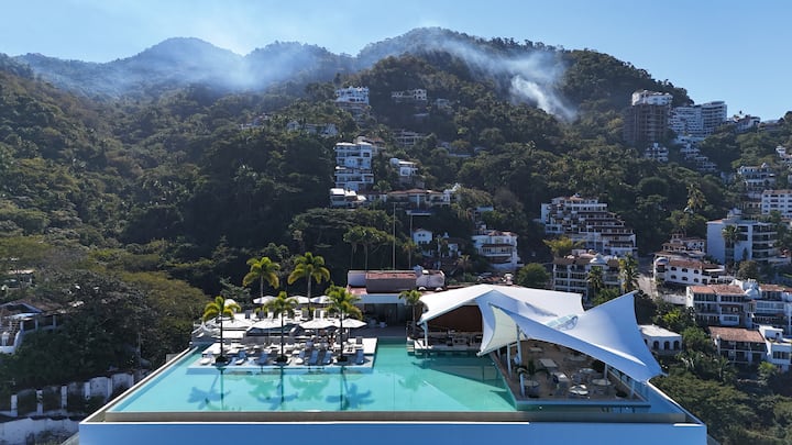 Luxe Oceanside Gem | Stunning Views – Pool & Gym - Puerto Vallarta