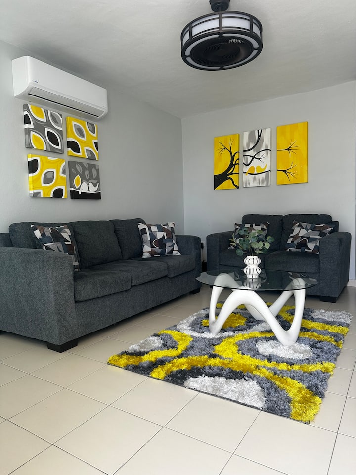 Spacious Family Friendly 4br/3ba Home Near Beach - Levittown