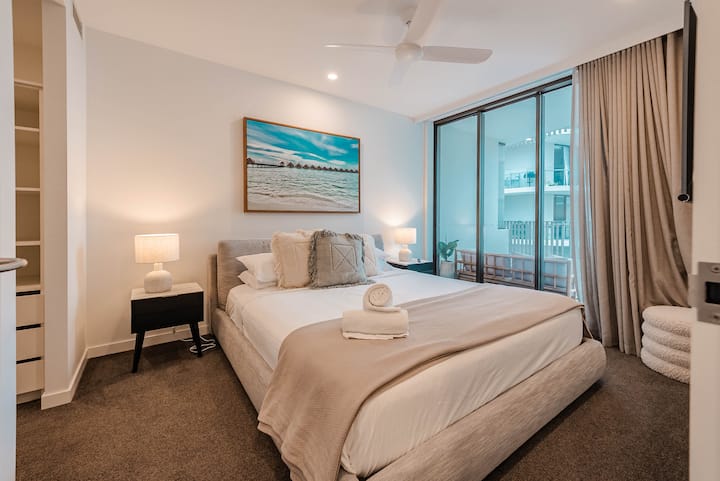 Luxurious Coastal Retreat With Pool & Beach Views - Maroochydore