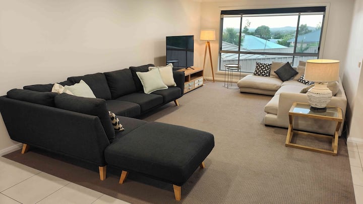 Modern Home In Quiet Setting - Wagga Wagga