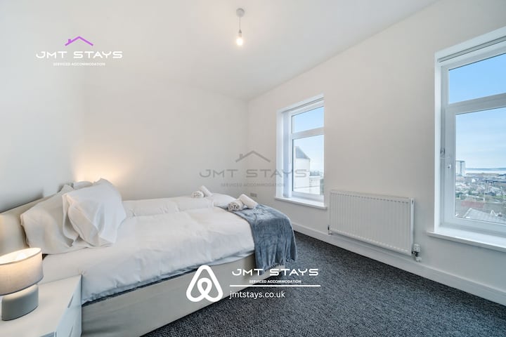 Modern 4-bed For 8 | Free Parking & Family Comfort - 斯旺西