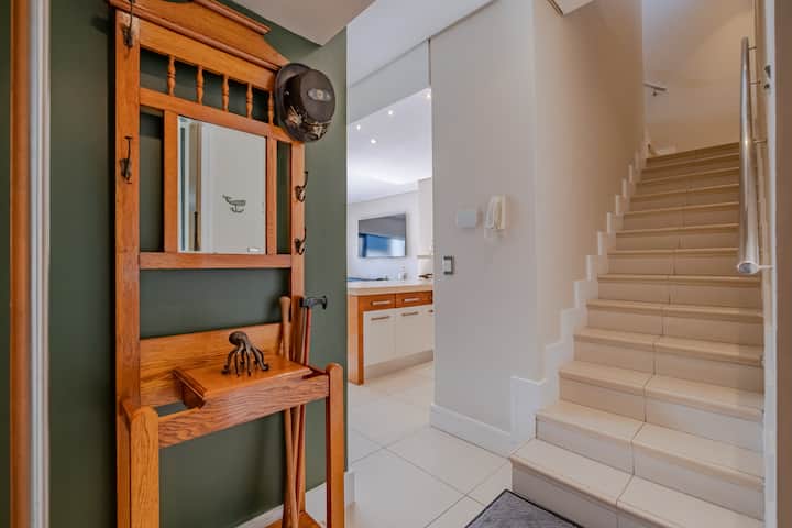 Chic Explorer’s Hideaway–doorstep Of Cafes & Ocean - Hermanus