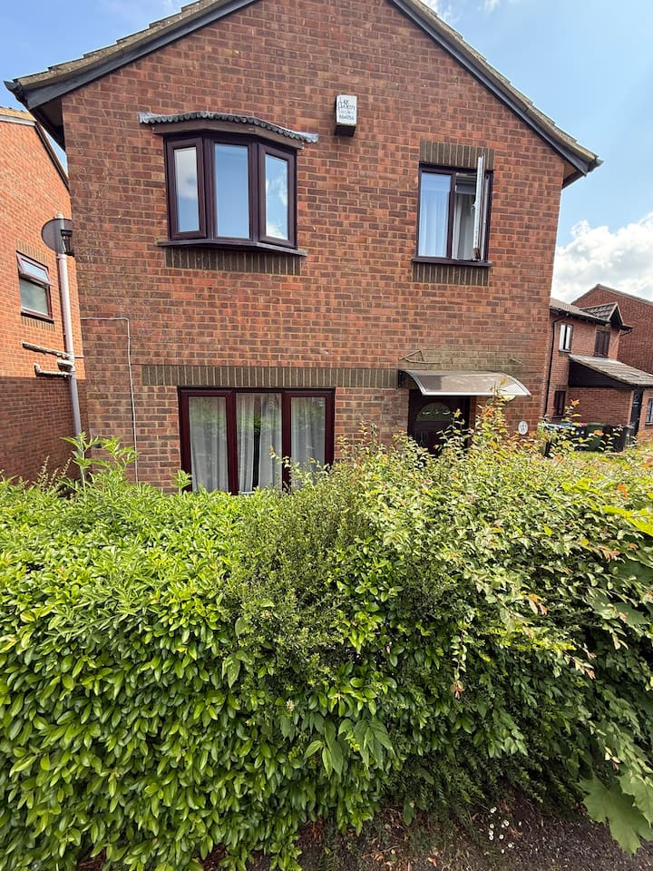 Luxury 5-bed House In Cmk - Milton Keynes