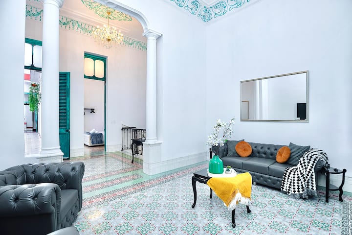 Casa Vieja | Top Location | Wifi | City View |King - Cuba