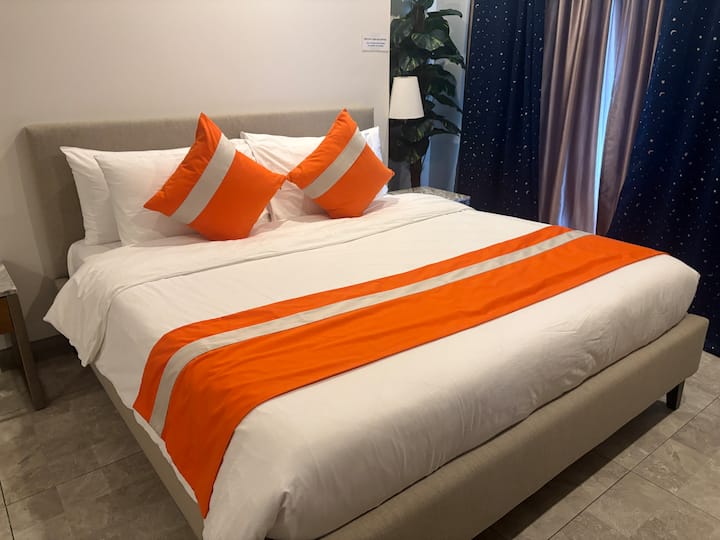 (L) 좌식 테이블 큰 쇼파 (10층)~루프탑 층과 바로 아래 그랜드스튜디오 타입 - Angeles