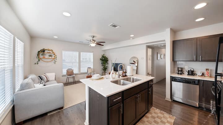 Travelers Oasis | Downtown Dallas | 5 Min To Shops - Dallas, TX