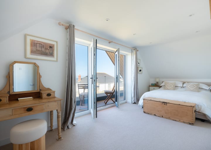 Coastal 4 Bedroom Modern Home Above Sennen Cove - Porthcurno