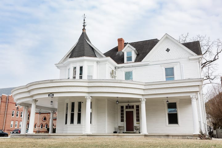 Sweet Briar At Blue Ridge Abbey Breakfast Included - Lexington, VA