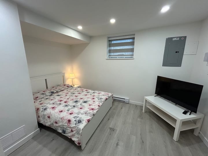 Bachelor Suite, North Vancouver For 2, W Queens Rd - North Vancouver