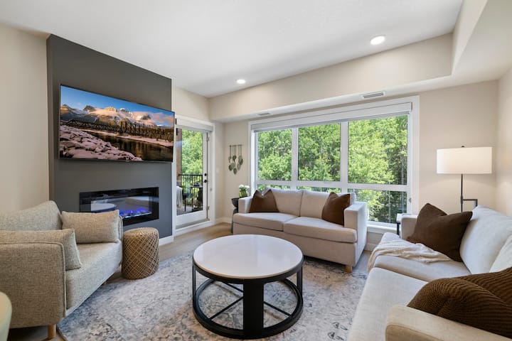 2nd Floor Creekside Unit! Heated Pool & Hot Tub! - Canmore