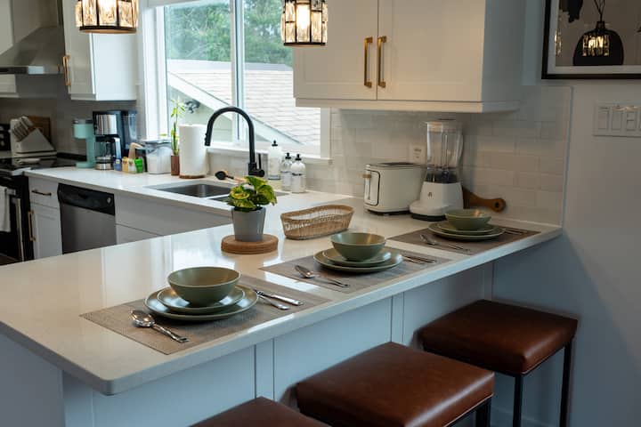 3 Bdm Full Home | Private | Fenced Yard | Garage - Canada