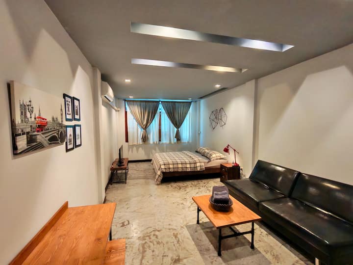 Simply Loft, 300 M. To Banthat Thong Street Food. - Bangkok