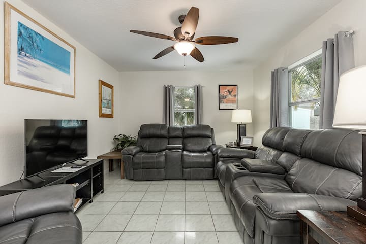 Cute 2br/1ba Gem Near Beaches, Bikes, Bars, Bayous - Tarpon Springs, FL