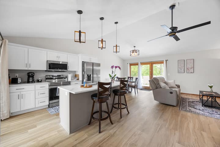 Bright & Beautiful West Side Home - Kinnick & Uihc - Iowa City