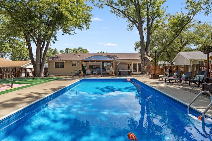 T Luxury Pool, Hot-tub, Pickleball, Arcade&theater - O'Fallon, MO