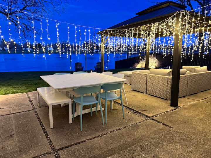 Waterfront House W/ Arcade Room + Massage Chair - Rockford, IL
