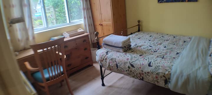 Garden Facing Bedroom, Private Bathroom & Toilet - Londra