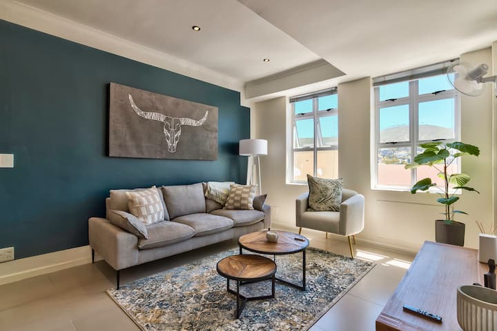 Freshly Redesigned Spacious Corner Apartment - Cape Town