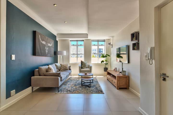 Newly Renovated Spacious Corner Apartment - Le Cap