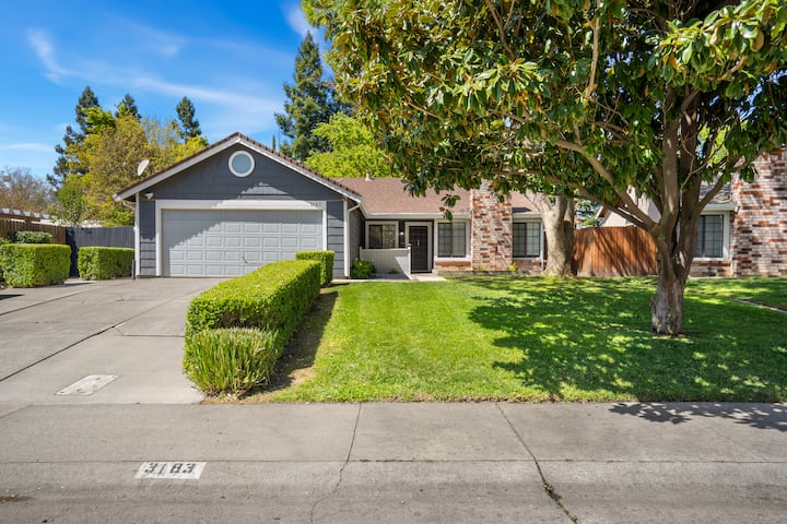 Modern Remodeled 4bed/2bath Child & Pet Friendly - Sacramento, CA