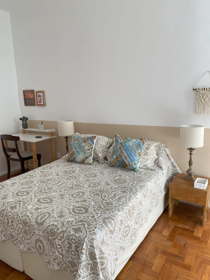 Apartamento Quadra Praia, Amplo E Charmoso Posto 6 - Rio de Janeiro