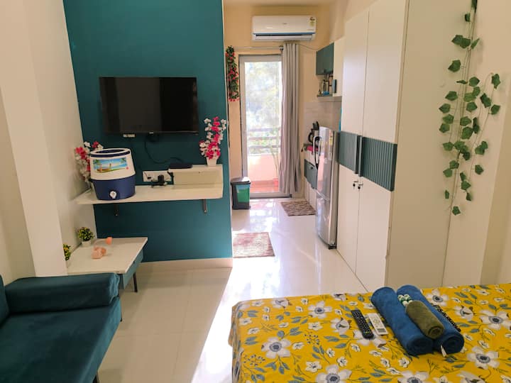 Orraica 313: Garden View Studio W Kitchen/wifi/ac - Indore
