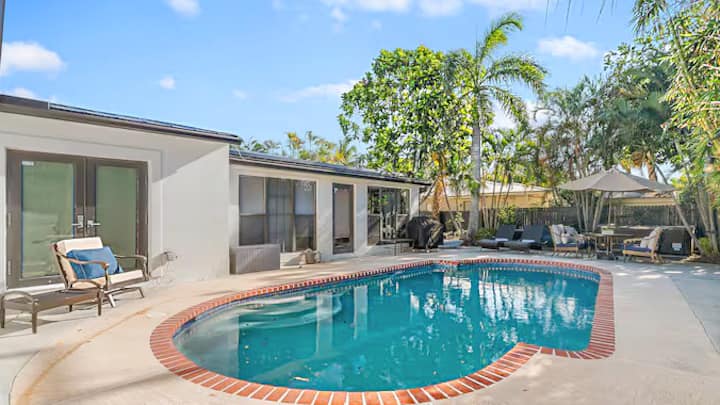 Luxury Wpb Heated Salt Pool & Hot Tub Oasis - Palm Beach, FL