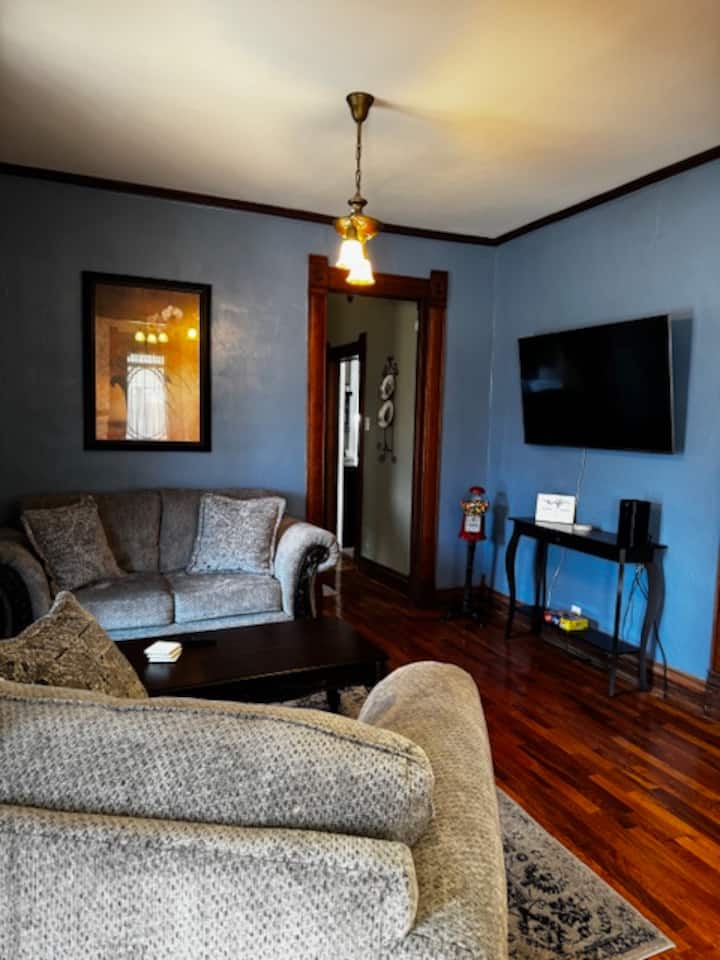 Cozy Queen Anne Cottage - Abilene, KS