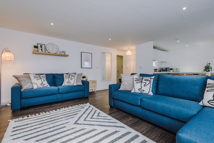 Flatzy - City Centre | 2 Bathrooms | Free Parking - Liverpool