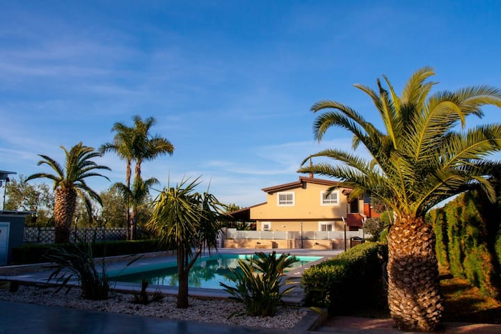 Villa With Pool & Garden - First Floor - Bisceglie