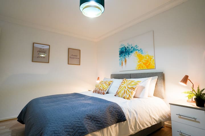 Spacious, 4 Bedroom, Free Parking & Garden - 盧頓