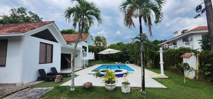 Casa Con Piscina Privada - Melgar