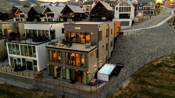 Luxury Chelan Lake House W/ Spa - Lake Chelan, WA