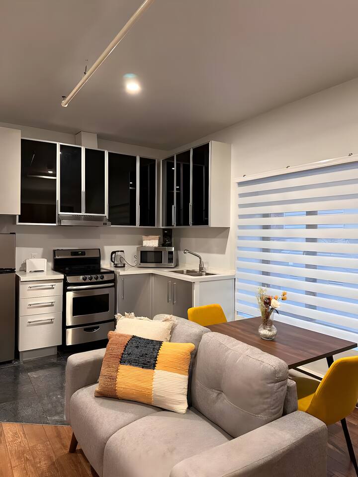 Spacious Bishop Apartment –Prime Downtown Stay Zx5 - Montréal, QC