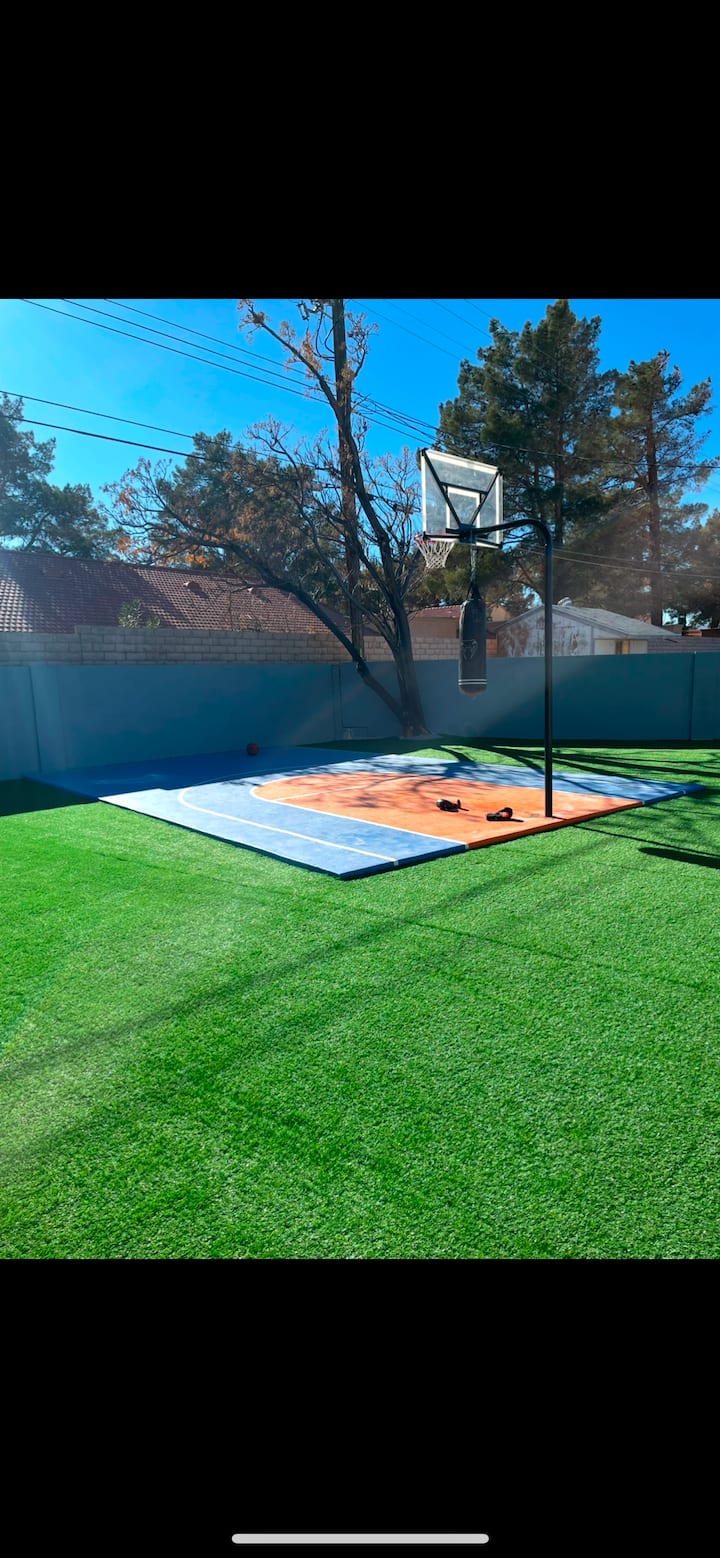 Luxury Home With Private Yard&basketball Court - Las Vegas, NV