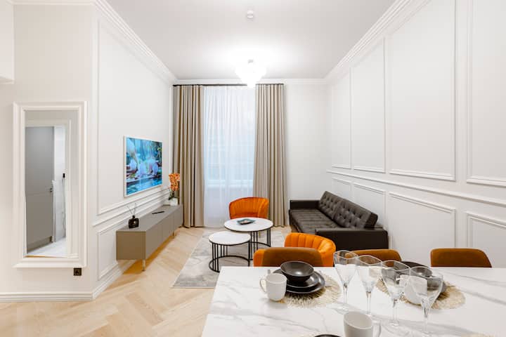 Elegant Stay With Sauna At Town Hall Sq. Old Town - Tallinn